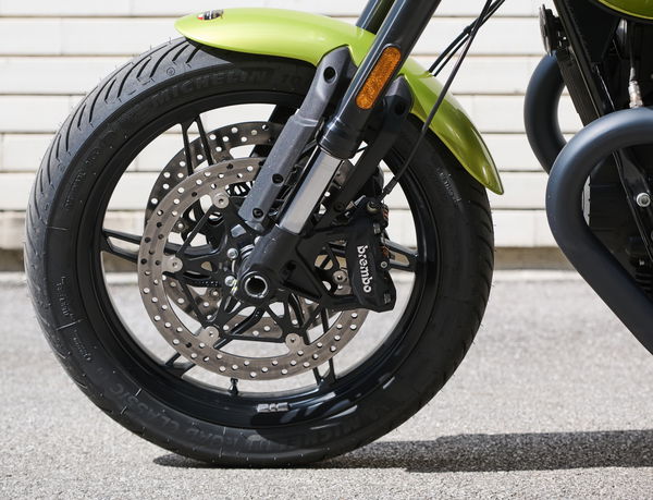 Moto Guzzi V7 Sport (2025) Bewertung: Speed Twin 900 mit Sport Retro ...